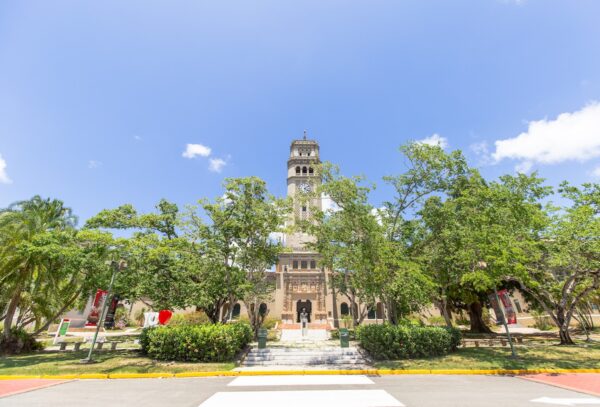 Universidad de Puerto Rico – Los que saben estudian en la UPR